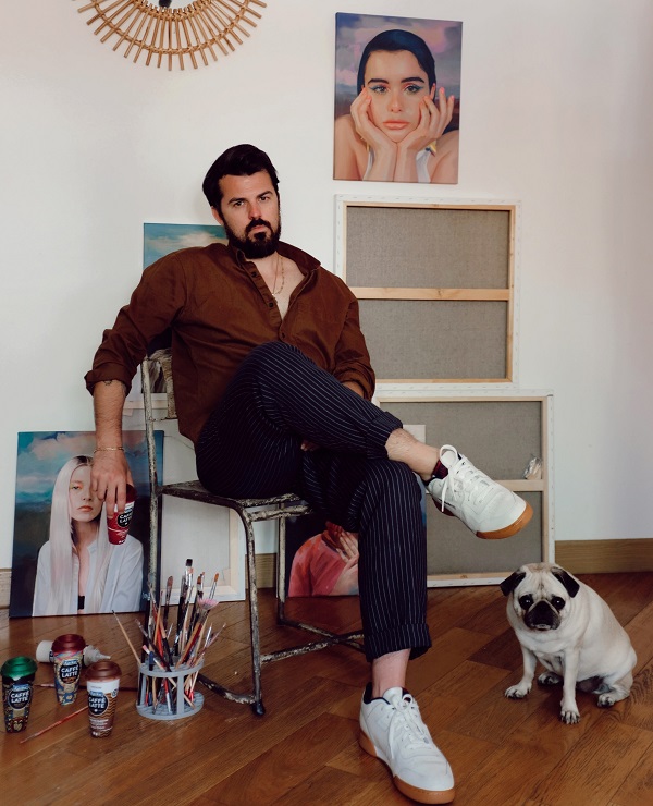 El artista pop Alex de Marcos se mete en la piscina con un Caffè Latte