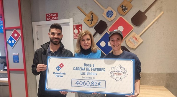 El primer Domino's Pizza en abrir en Churriana entrega un cheque por valor de más de 4.000€ a la ...